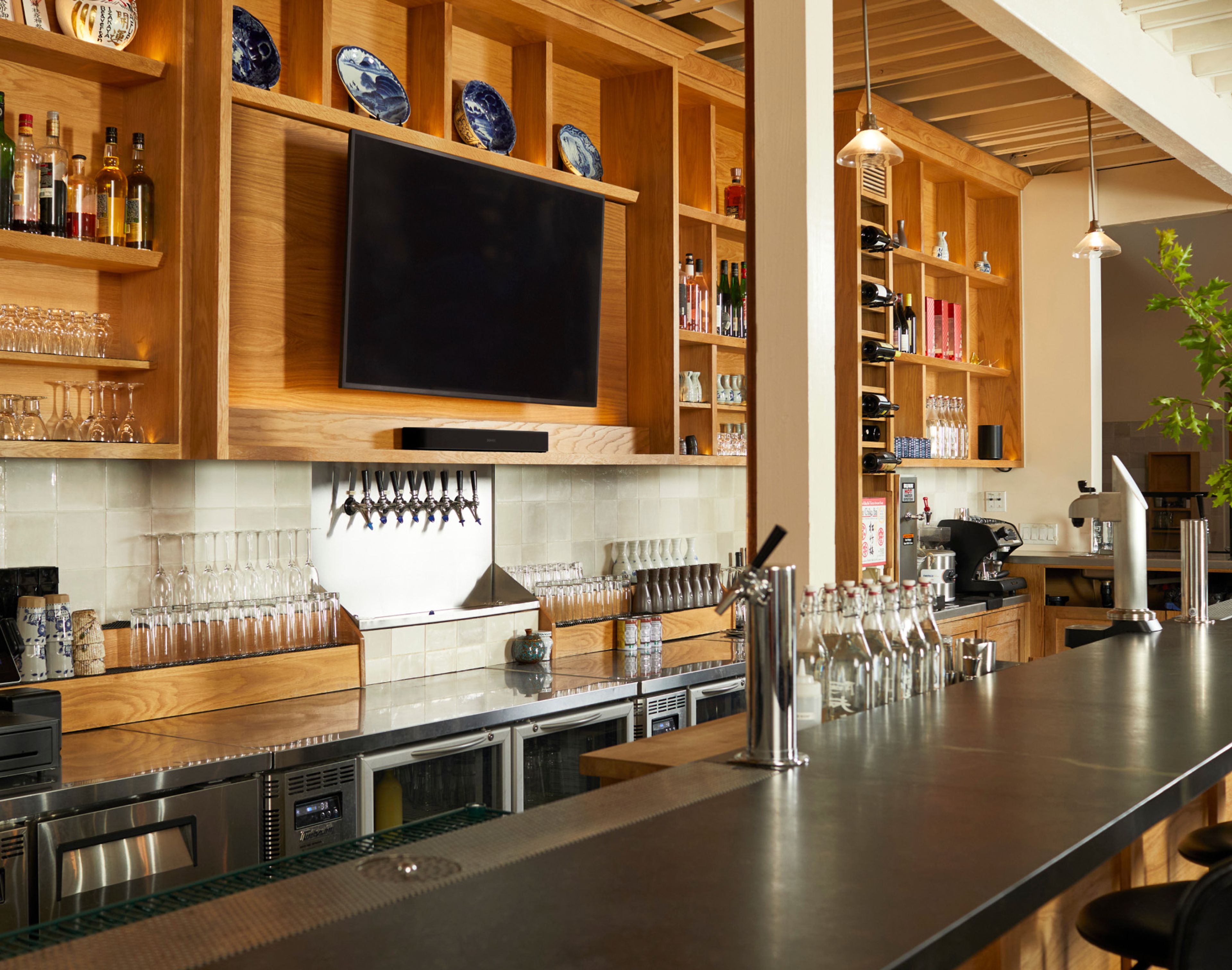Create the Perfect Atmosphere in Your Restaurant with Music | Sonos Blog