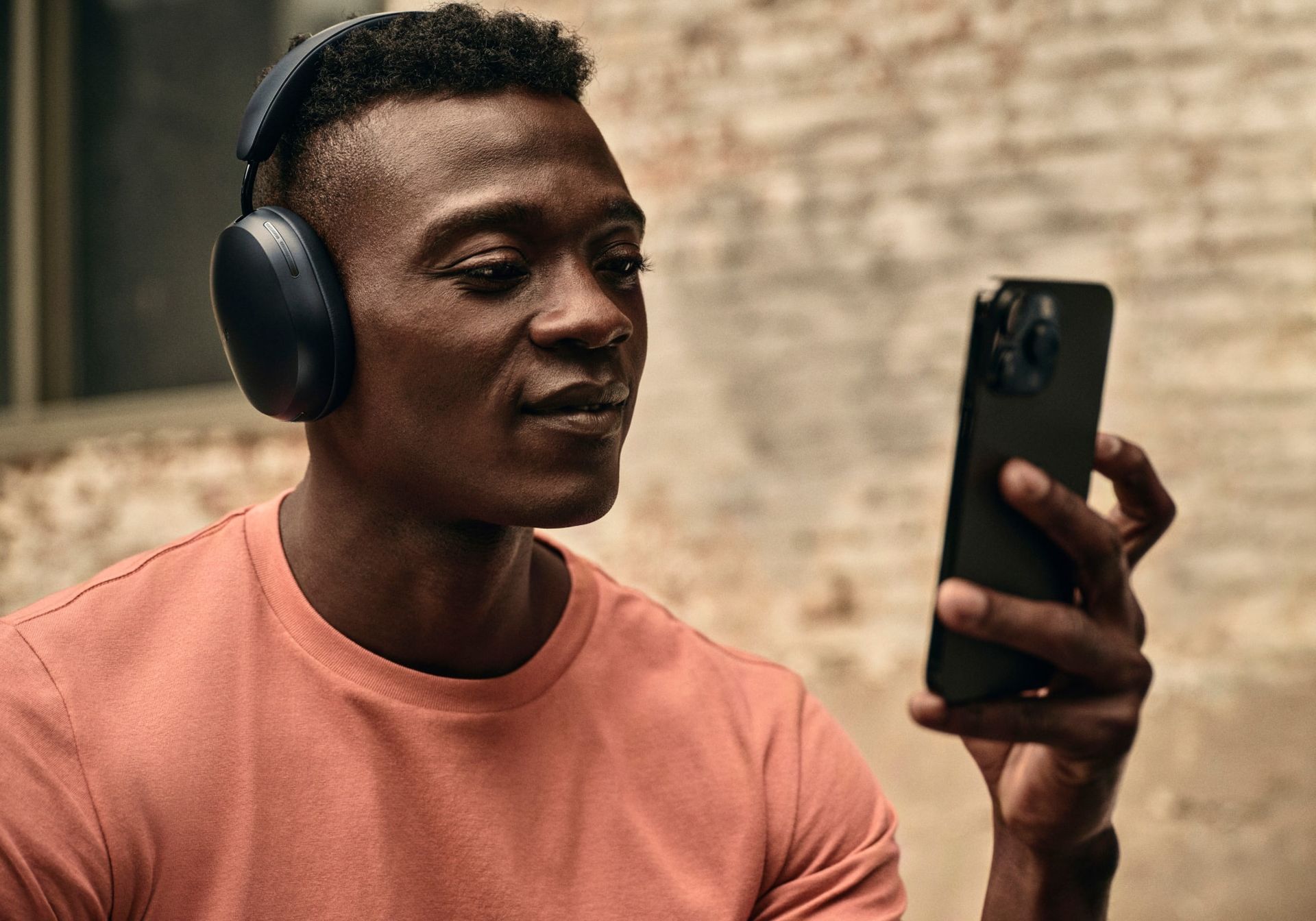 How do Wireless and Bluetooth Headphones Work? - Sonos
