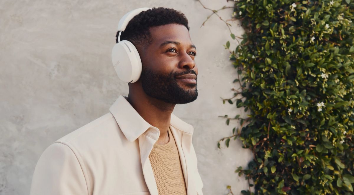 How do Wireless and Bluetooth Headphones Work? - Sonos