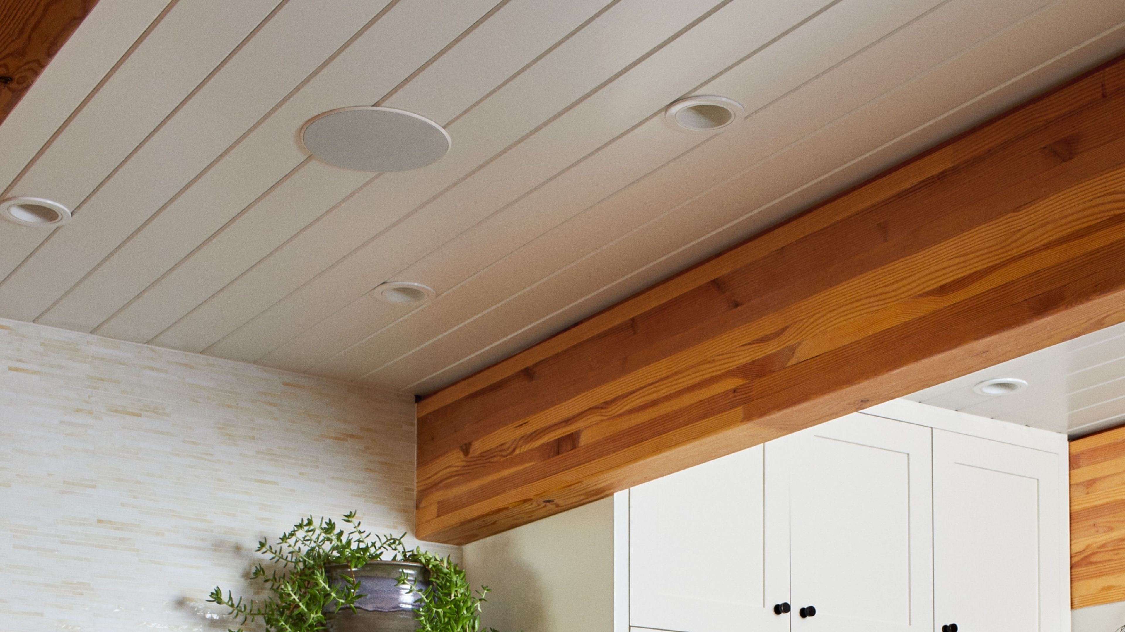 La guía sobre altavoces de techo para principiantes | Blog de Sonos